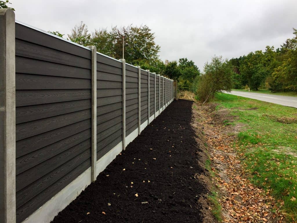 XL FENCE WPC "DOUBLECLINK" INSTALLED NEAR A ROAD - XL Fence - Future ...